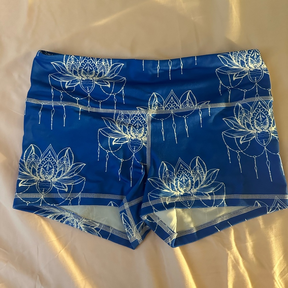 Dndl X Fleo Lotus Flower Kelly Collaboration. Size L - Gem